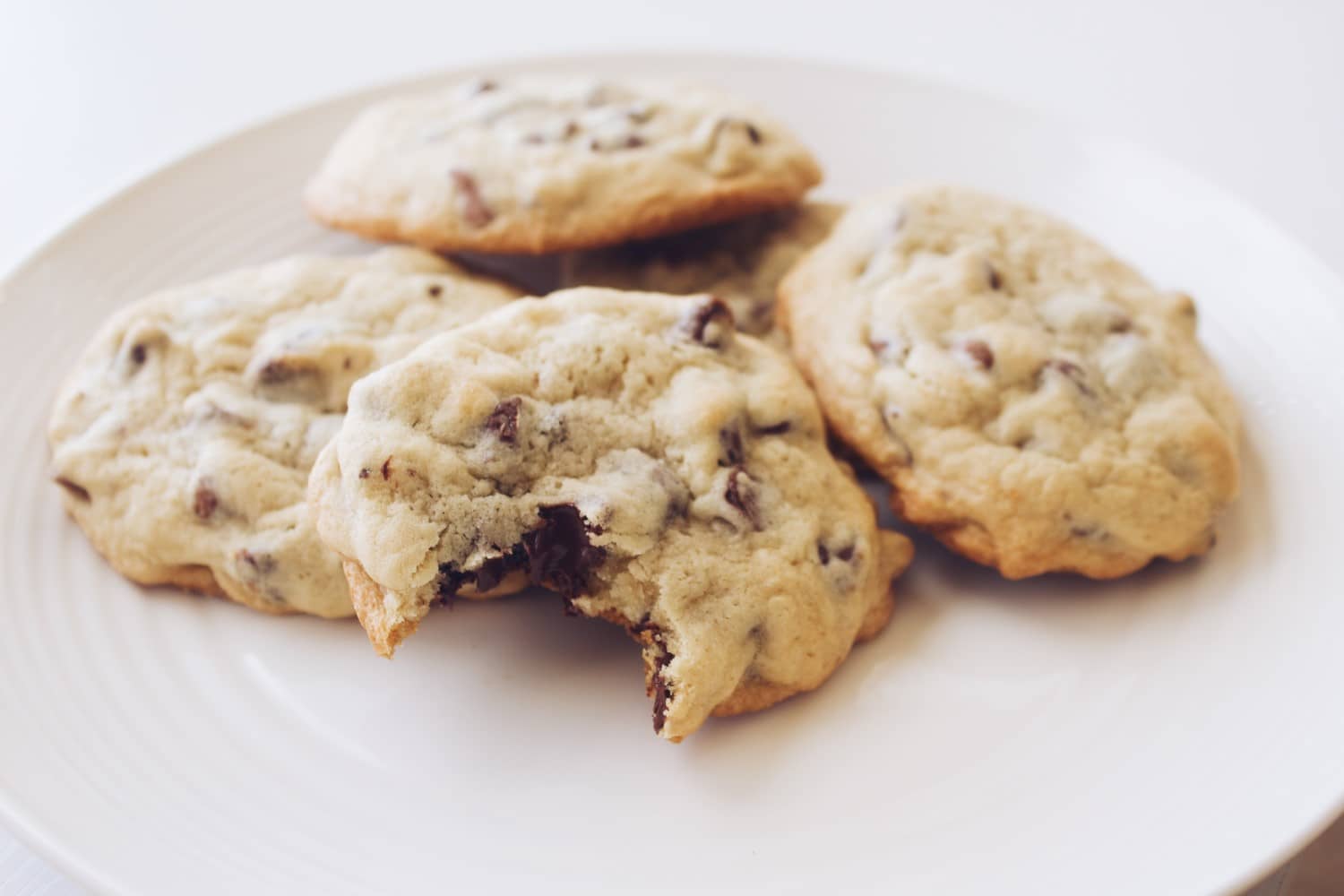 How To Make Perfect Chewy Gooey Chocolate Chip CookiesThe Cake ...